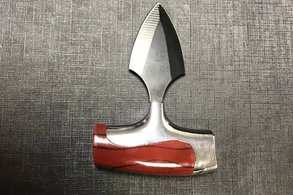 Verbotenes Faustmesser aus der Türkei / Zoll am Flughafen Düsseldorf ...