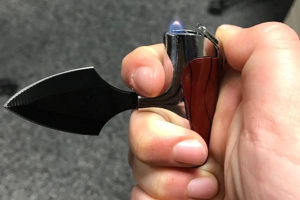 Verbotenes Faustmesser aus der Türkei / Zoll am Flughafen Düsseldorf ...